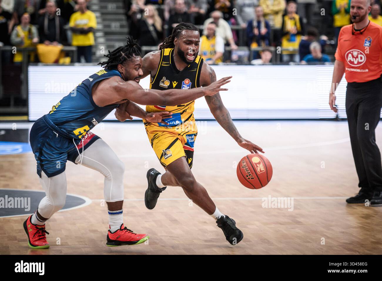 Tray Buchanan (MHP RIESEN Ludwigsburg, #02) vs. Chris Clemons (EWE ...