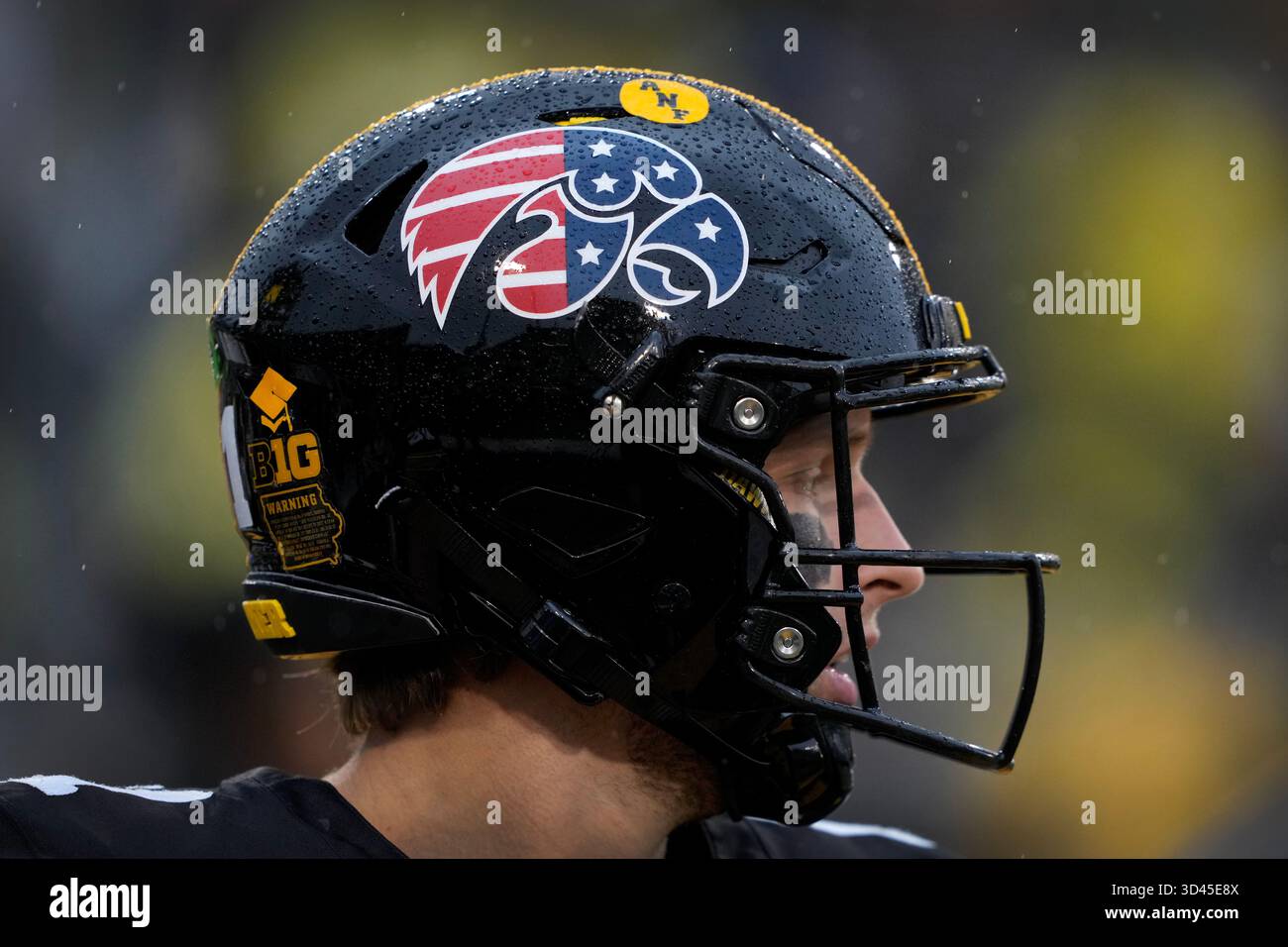 Iowa quarterback Mark Gronowski warms up before an NCAA college ...