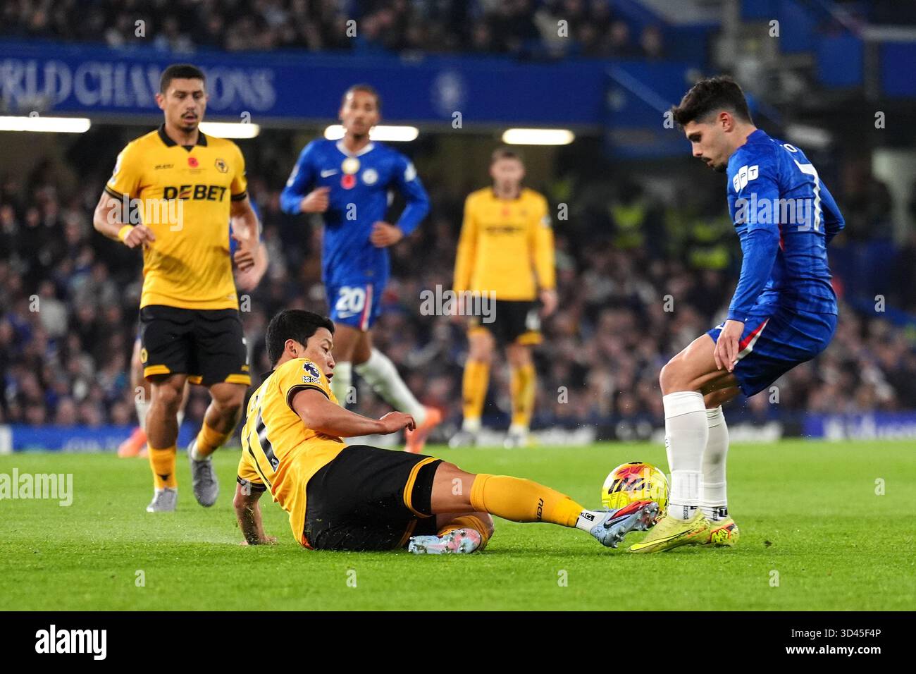 Wolverhampton Wanderers' Hwang Hee-Chan and Chelsea's Pedro Neto (right ...