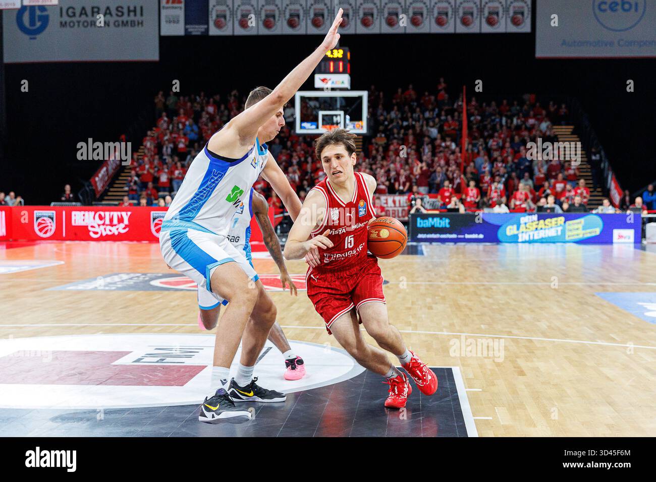 Jacob Knauf (Frankfurt Skyliners, #25), Adrian Petkovic (BMA365 Bamberg ...