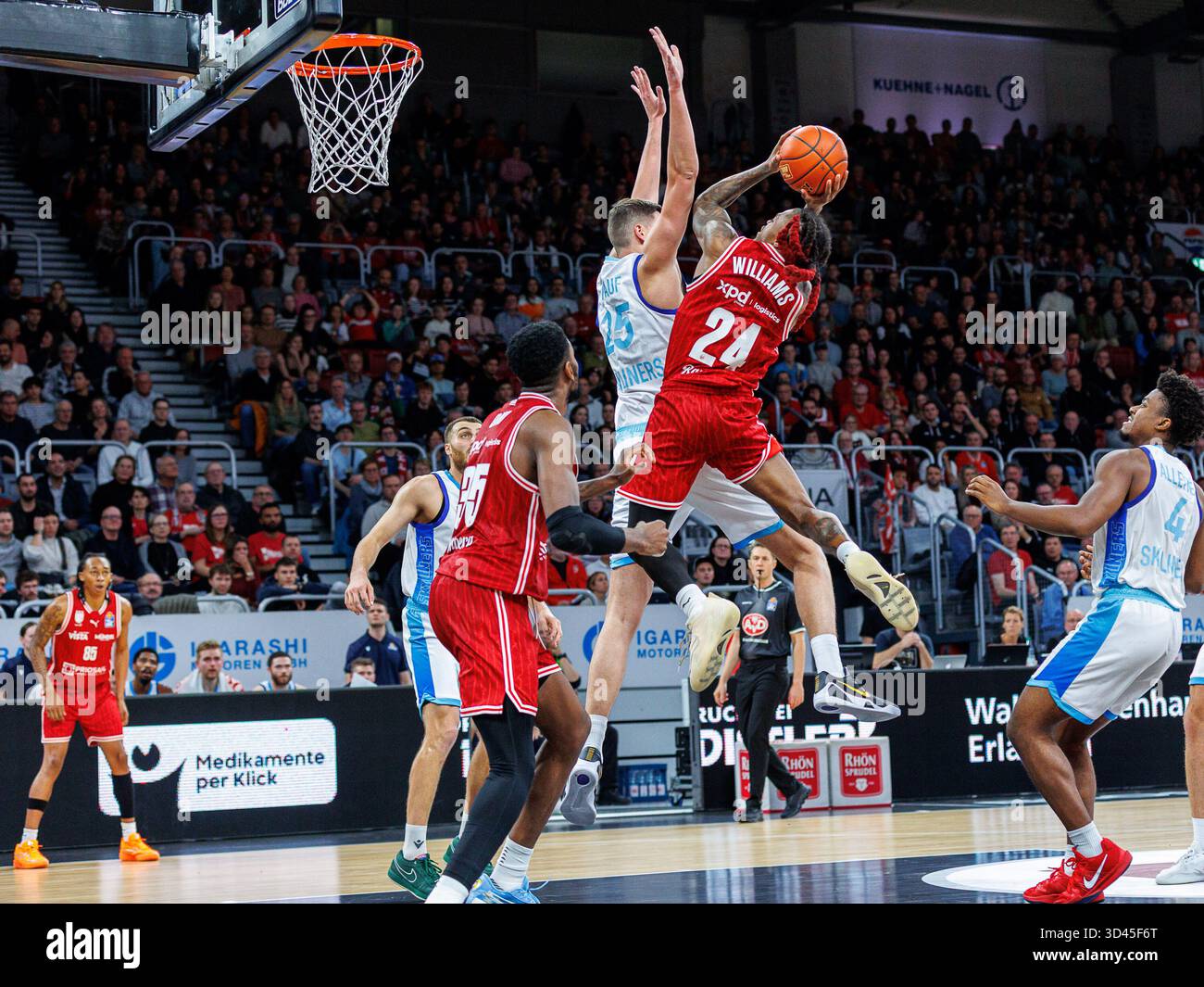 Jacob Knauf (Frankfurt Skyliners, #25), Cobe Williams (BMA365 Bamberg ...