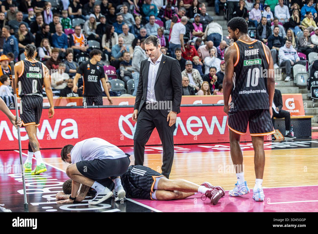 Ty Harrelson (Ratiopharm Ulm, Head Coach) looks at Christopher Ledlum ...