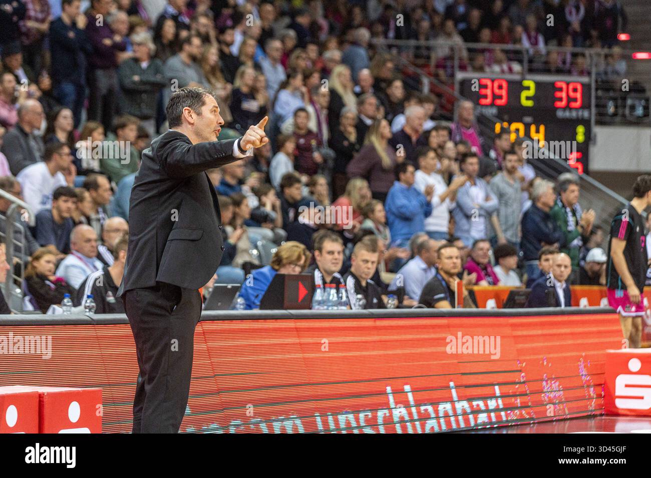 Ty Harrelson (Ratiopharm Ulm, Head Coach) is dissatisfied and gives ...