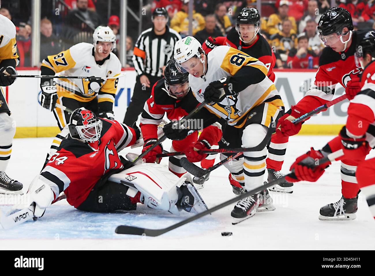 Pittsburgh Penguins center Ben Kindel (81) attempts a shot against New ...