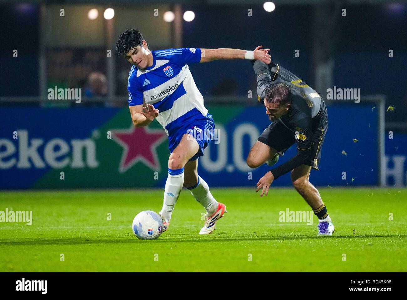 Zwolle - Anselmo MacNulty of PEC Zwolle, Lance Duijvestijn of Sparta ...