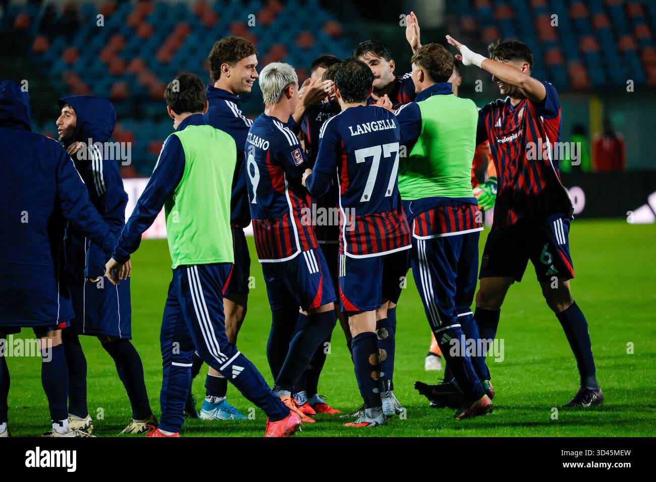 Cosenza players celebrate after scoring of Sofiane Achour (23 Cosenza ...