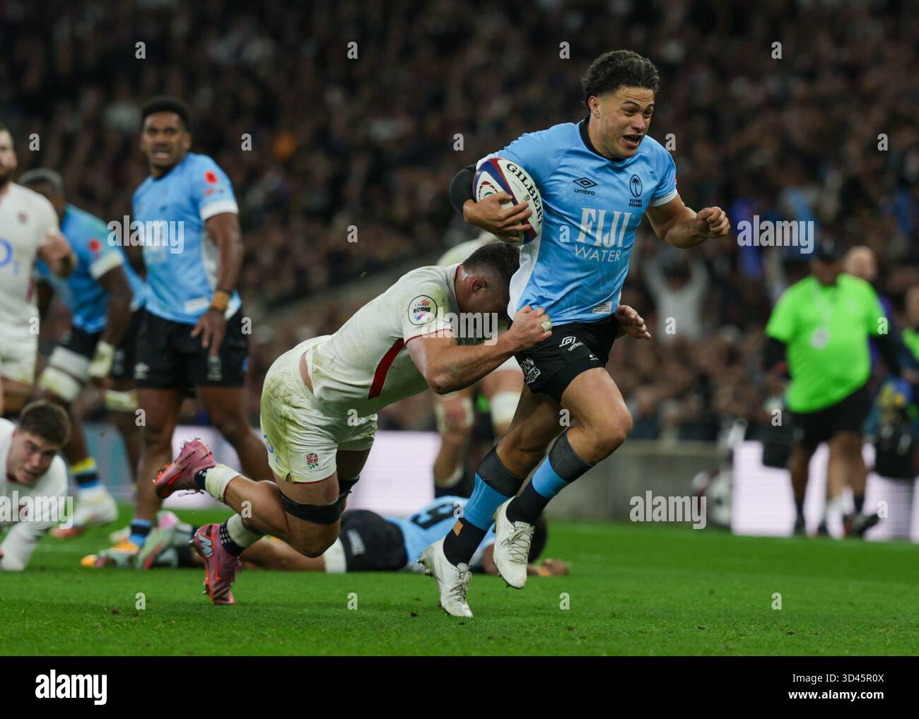 London, UK. 8th November 2025. Caleb Muntz (Fiji) with the ball as Ben ...