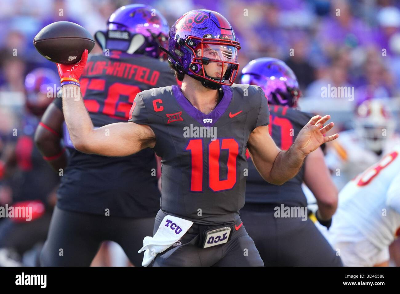 TCU quarterback Josh Hoover (10) passes during the first half of an ...