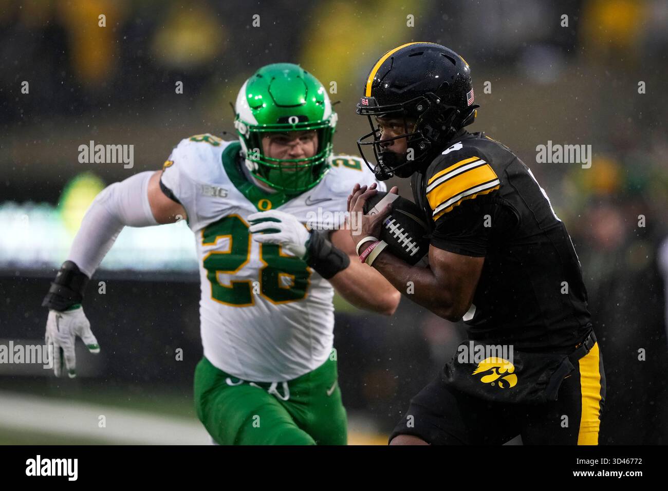 Iowa wide receiver Jacob Gill (5) catches a pass in front of Oregon ...
