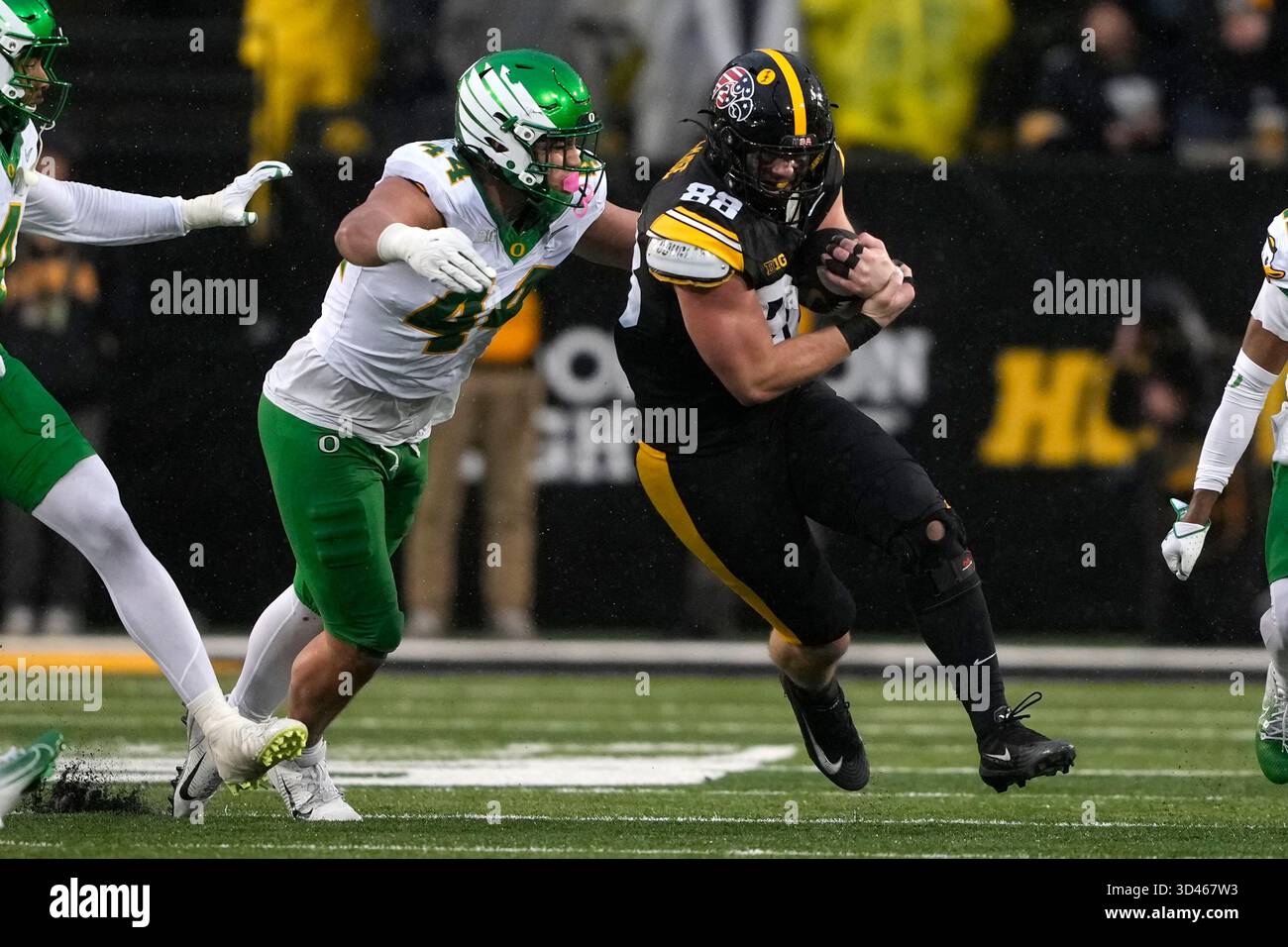 Iowa tight end Hayden Large (88) runs from Oregon linebacker Teitum ...