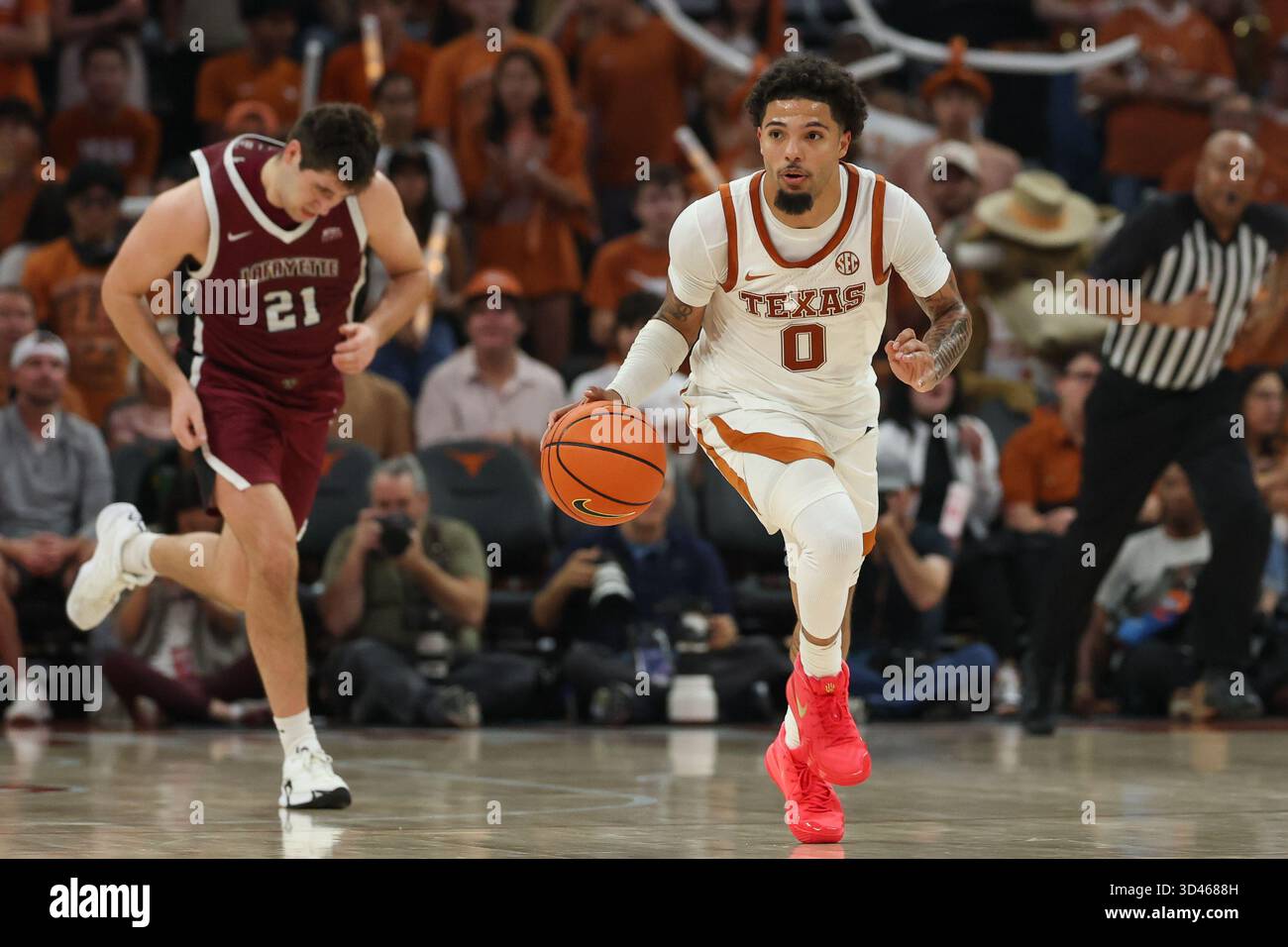 AUSTIN, TX - NOVEMBER 08: Guard Jordan Pope #0 of the Texas Longhorns ...