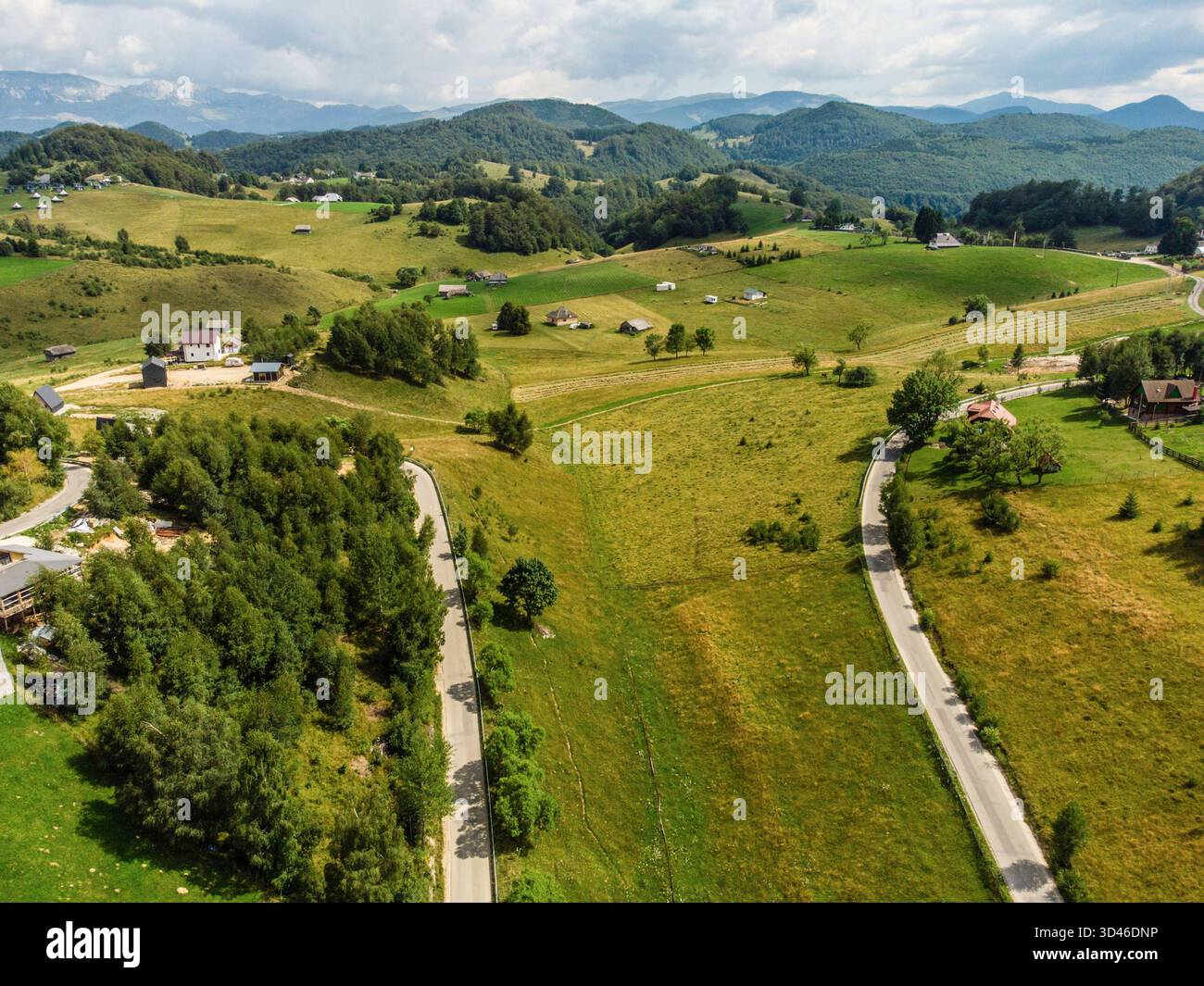 Blick über die typische Landschaft mit einzelnen Häusern und Siedlungen ...