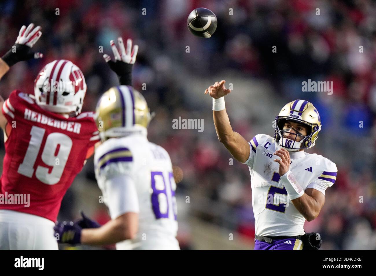 Washington's Demond Williams Jr. throws a pass during the first half of ...