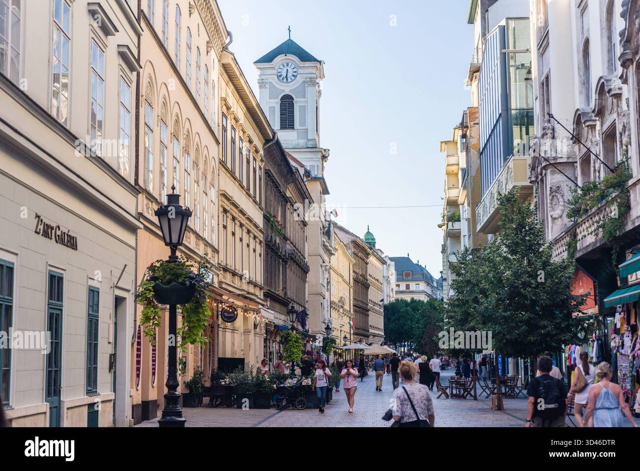 Blick in eine Fussgängerzone in der Altstadt von Budapest, Ungarn ...