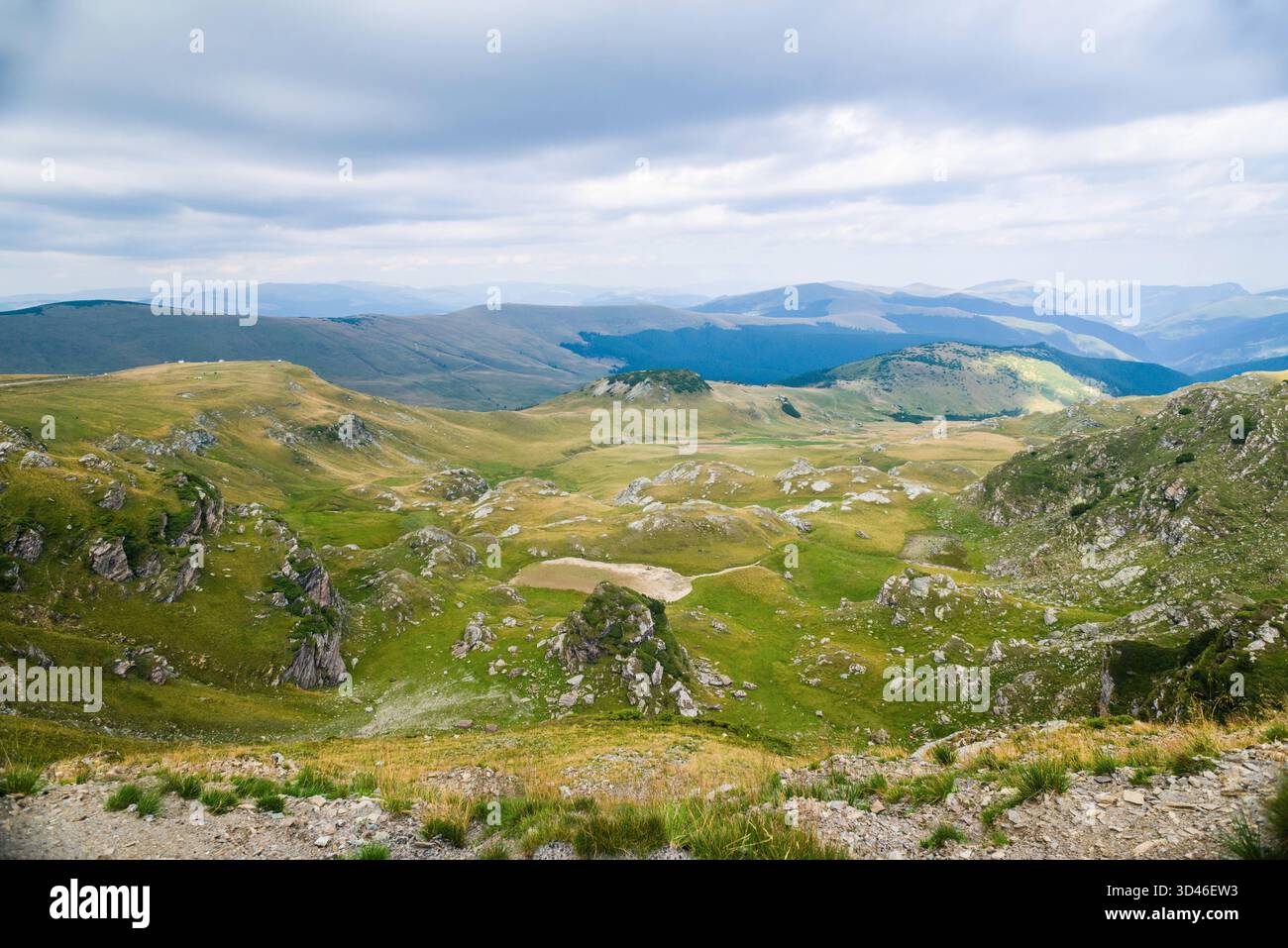 Blick in die bergige Landschaft transilvanischen Alpen an der ...