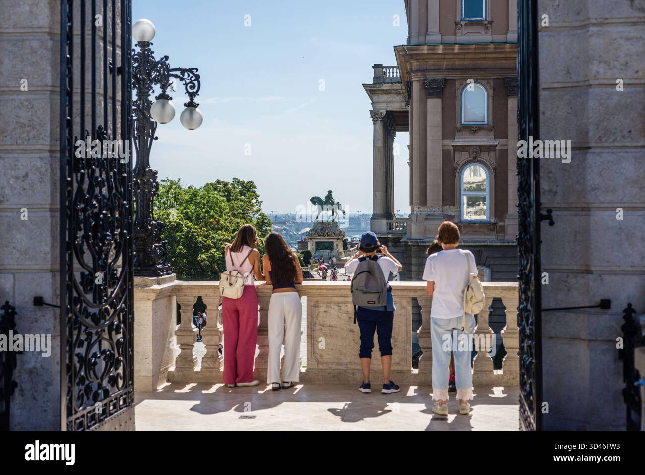 Menschen tummeln sich auf der Budapester Burg. Budapest, Ungarn. Auf ...