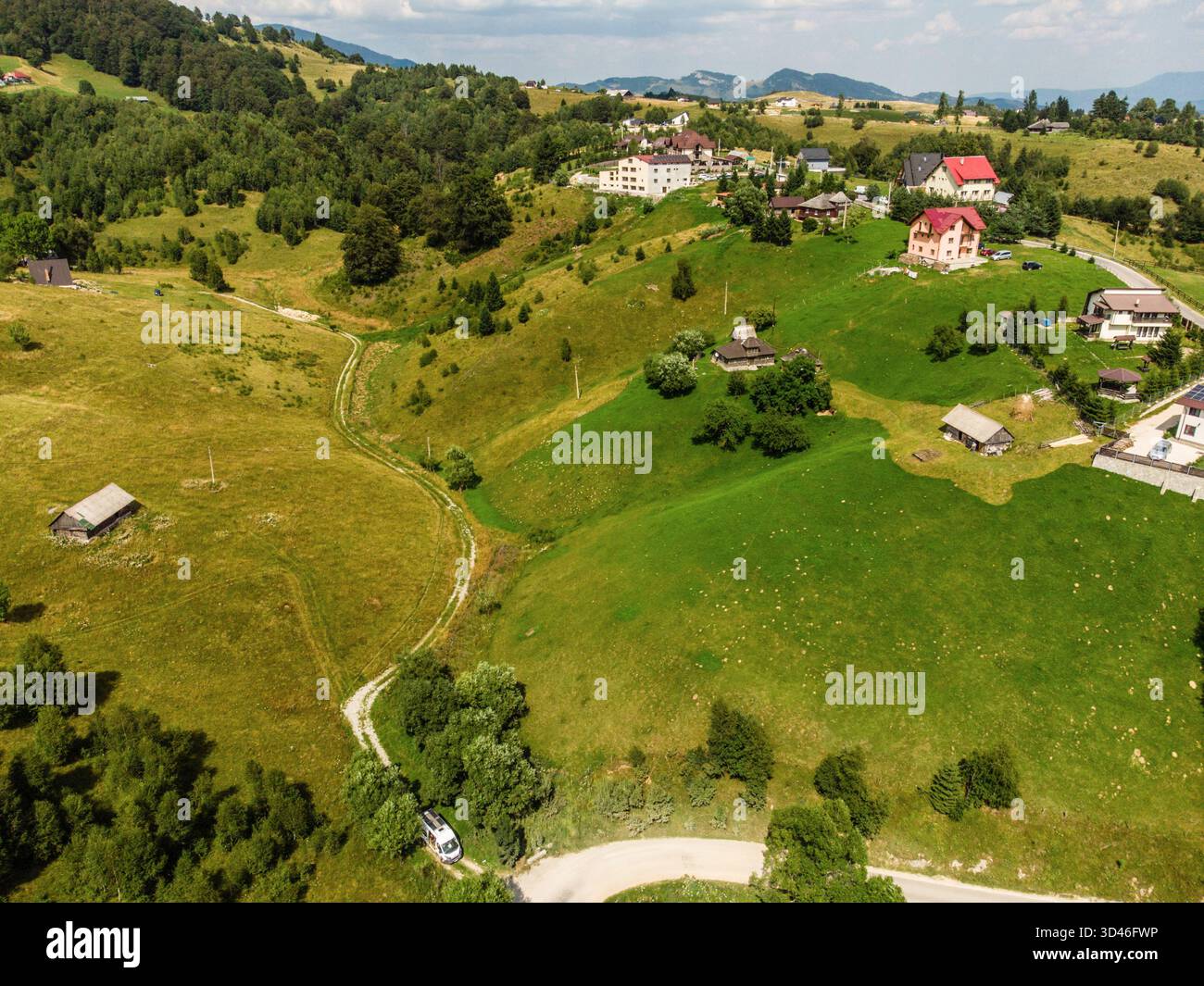 Blick über die typische Landschaft mit einzelnen Häusern und Siedlungen ...
