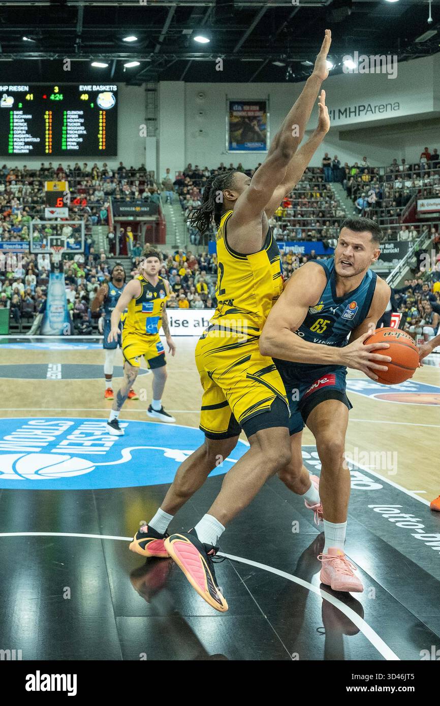 Keeshawn Kellman (MHP RIESEN Ludwigsburg, #32), Filip Stanic (EWE ...