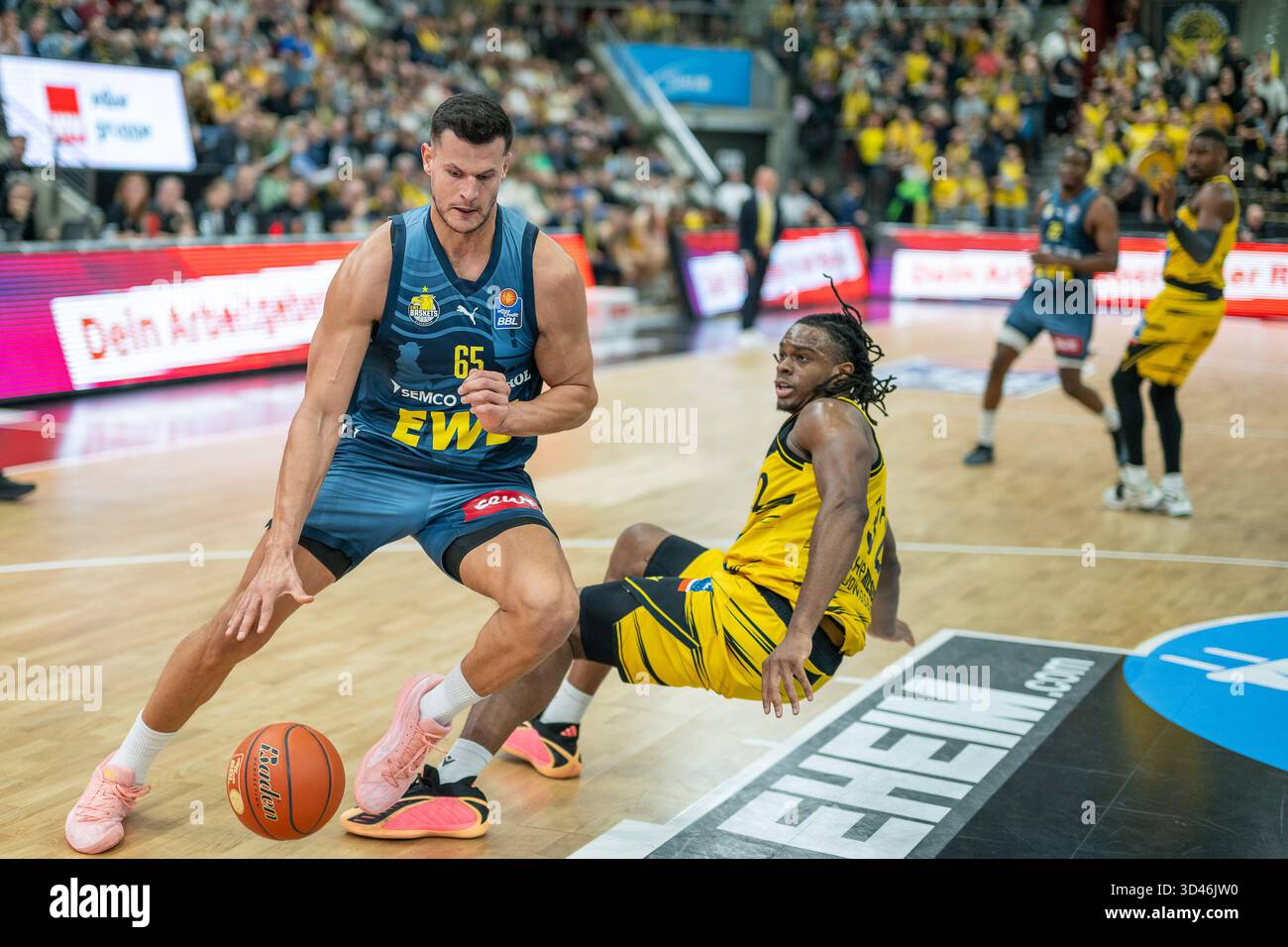 Filip Stanic (EWE Baskets Oldenburg, #65), Traveon Buchanan (MHP RIESEN ...