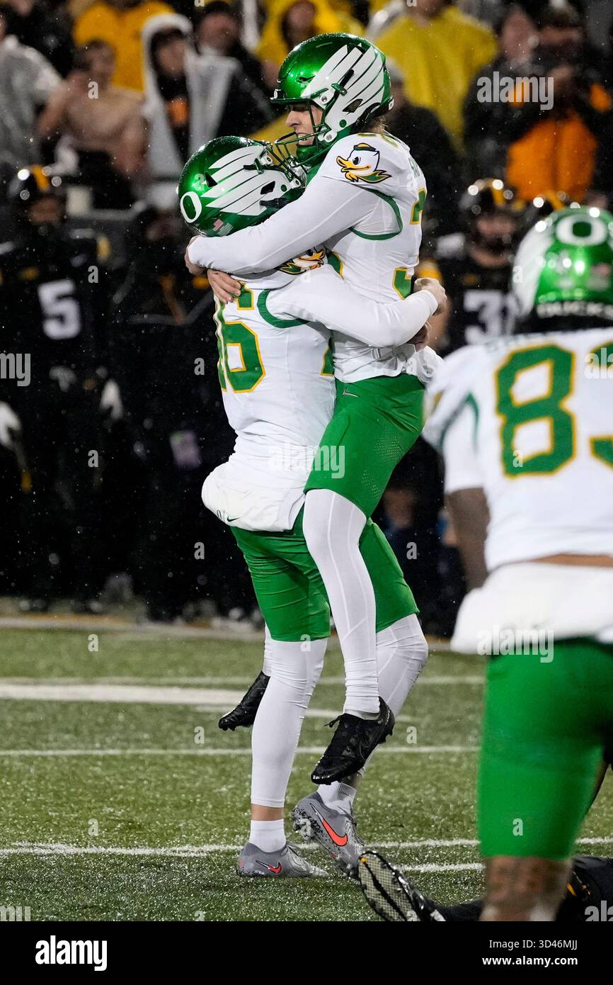 Oregon kicker Atticus Sappington celebrates with teammate James ...