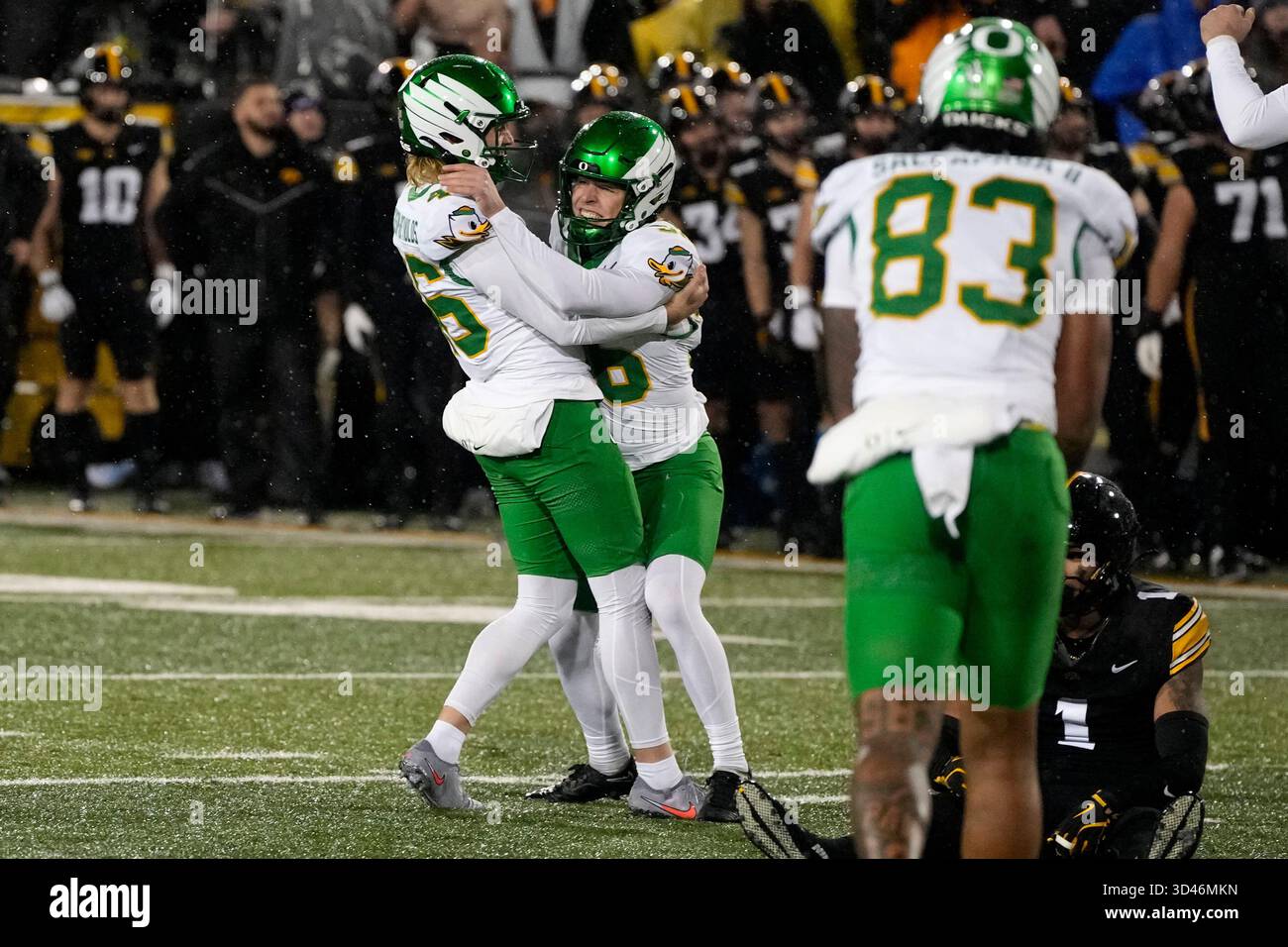 Oregon kicker Atticus Sappington celebrates with teammate James ...