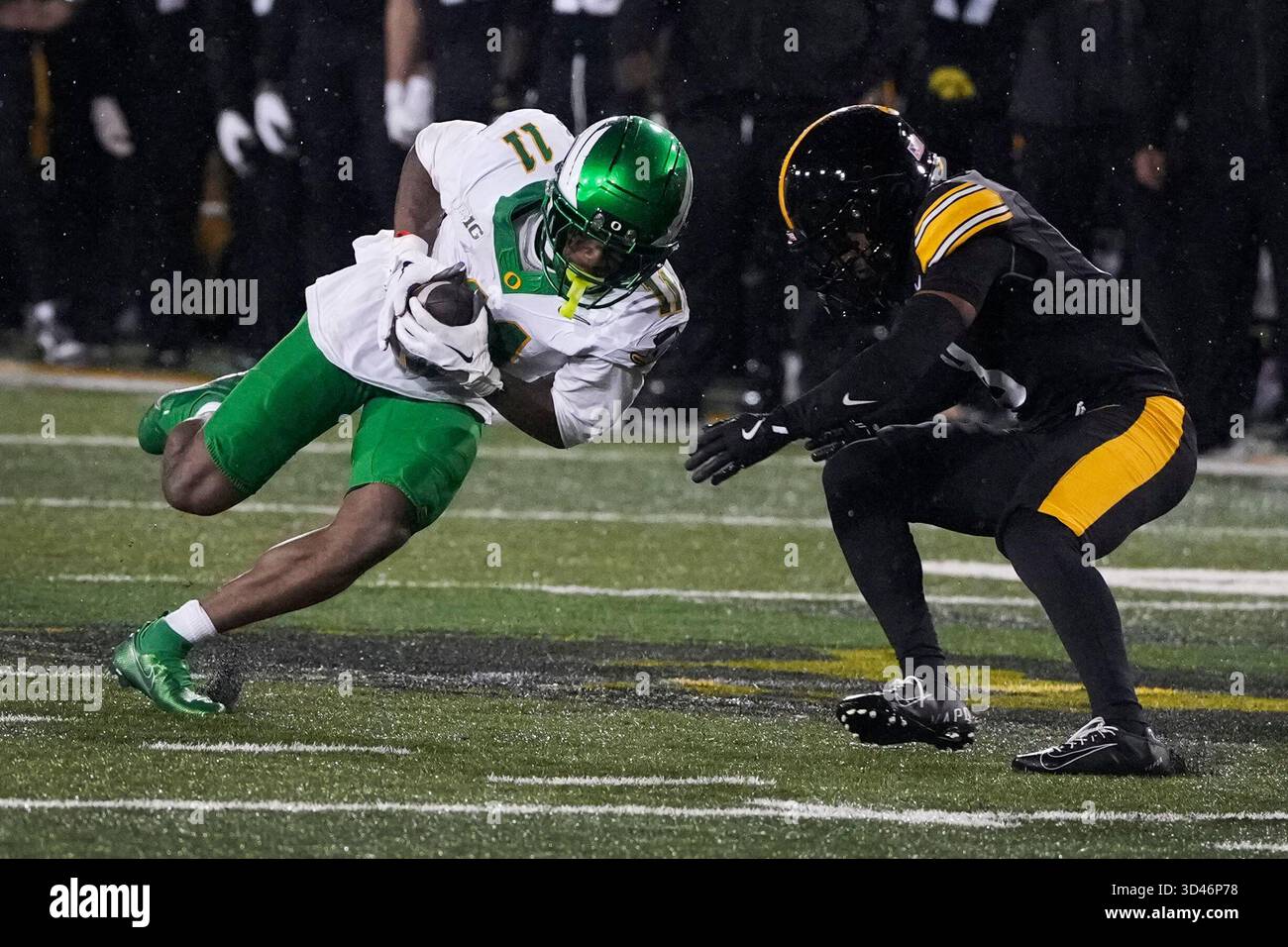 Oregon wide receiver Jeremiah McClellan (11) catches a pass in front of ...