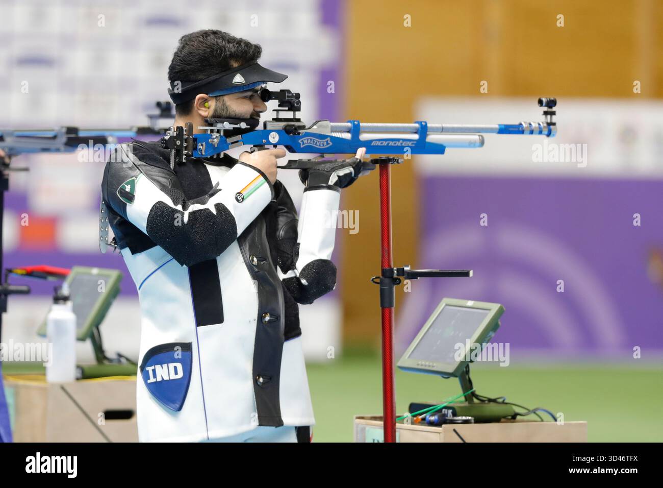 (251109) -- CAIRO, Nov. 9, 2025 (Xinhua) -- Arjun Babuta of India ...