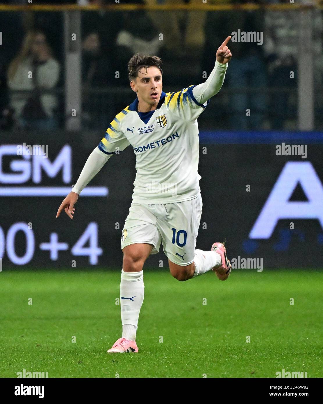 (251109) -- PARMA, Nov. 9, 2025 (Xinhua) -- Parma's Adrian Bernabe ...