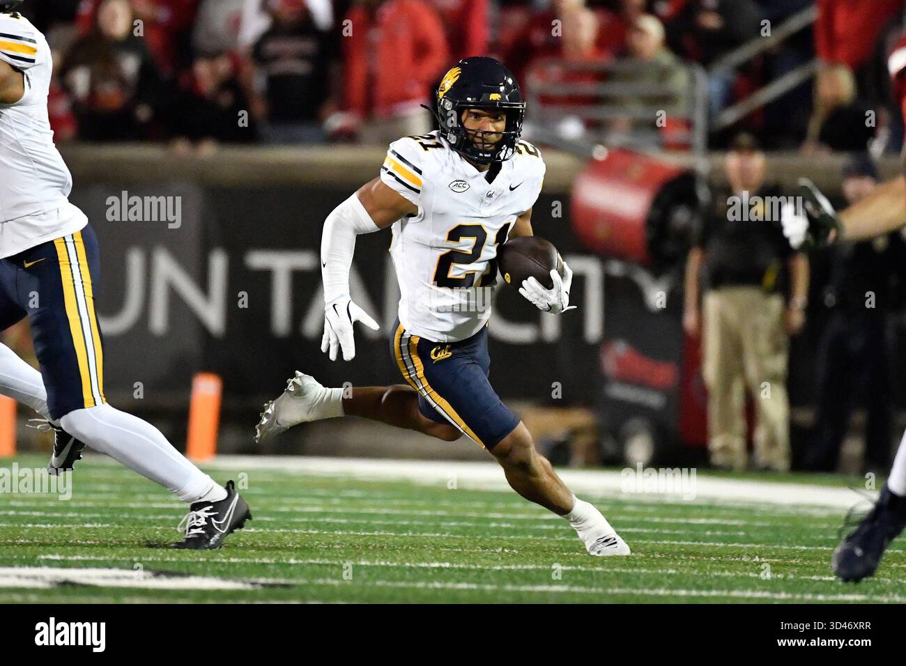 California wide receiver Jacob de Jesus (21) run through an opening in ...