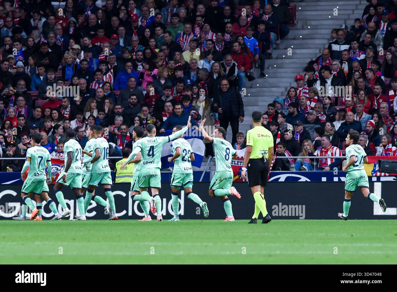 (251109) -- MADRID, Nov. 9, 2025 (Xinhua) -- Players of Levante UD ...