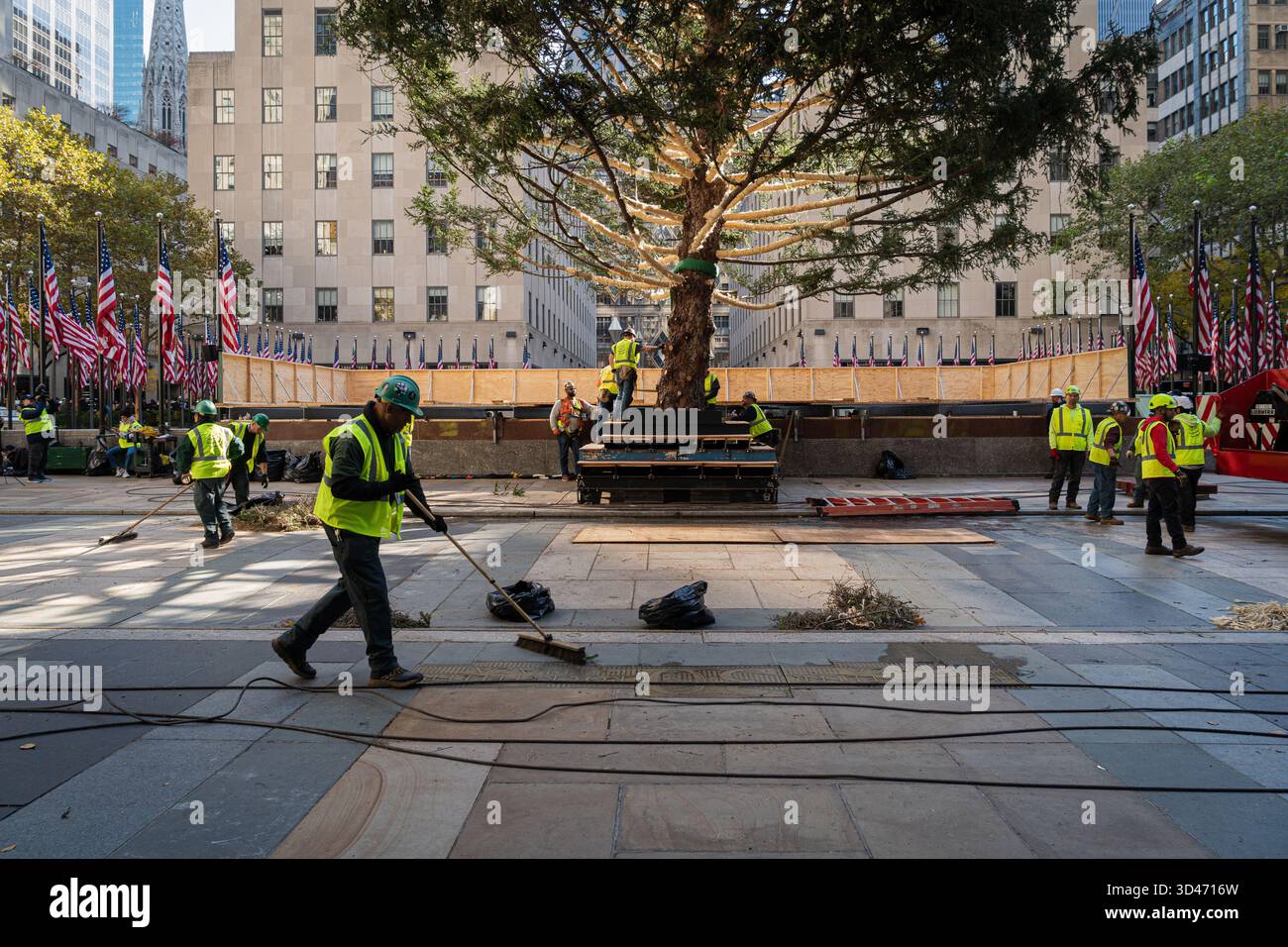 The Rockefeller Center Christmas tree arrived at Rockefeller Center in ...