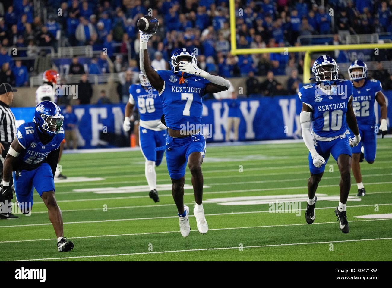 Kentucky linebacker Daveren Rayner (7) celebrates after intercepting ...