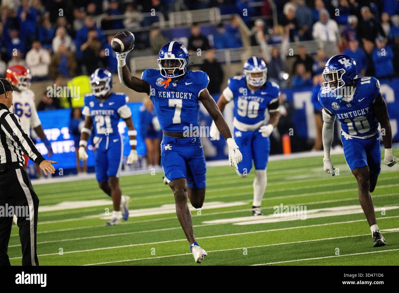 Kentucky linebacker Daveren Rayner (7) celebrates after intercepting ...
