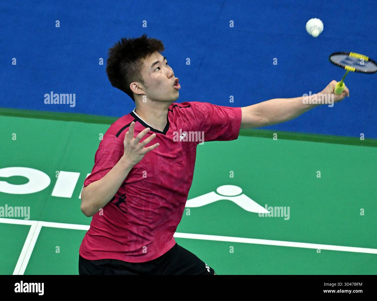 (251109) -- SHENZHEN, Nov. 9, 2025 (Xinhua) -- Weng Hongyang of Fujian ...
