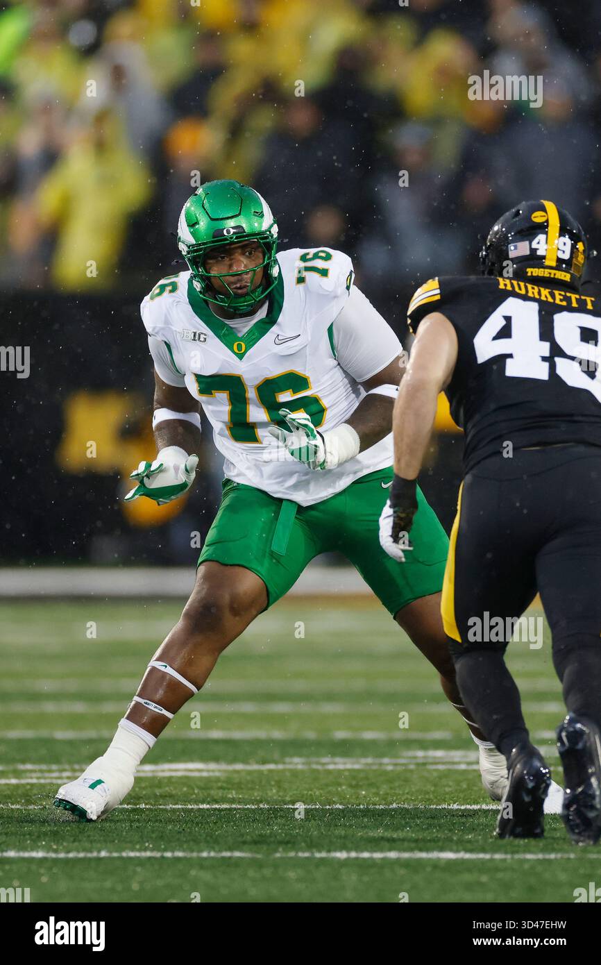IOWA CITY, IA - NOVEMBER 08: Isaiah World #76 of the Oregon Ducks ...
