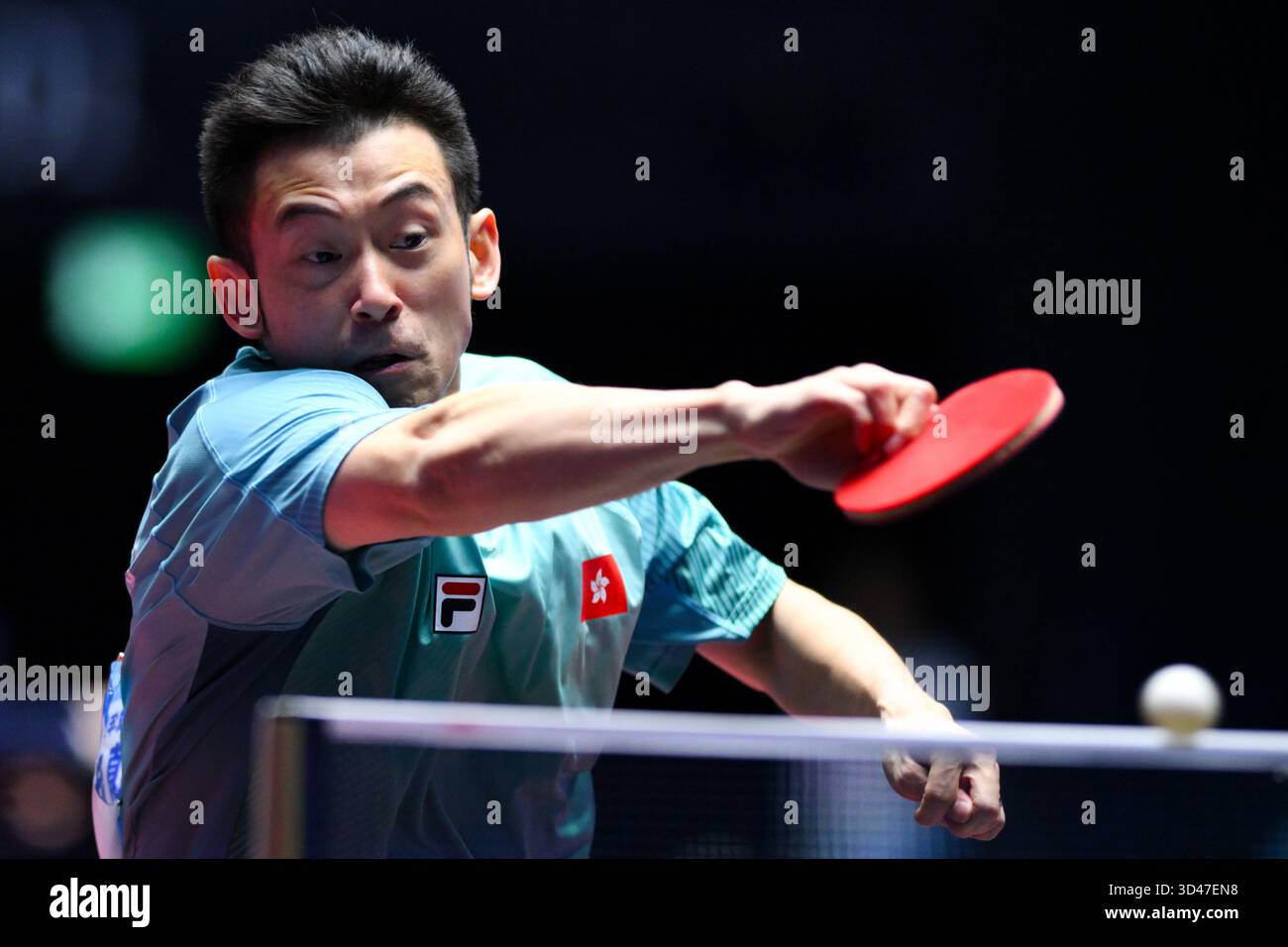 (251109) -- MACAO, Nov. 9, 2025 (Xinhua) -- Wong Chun Ting hits a ...