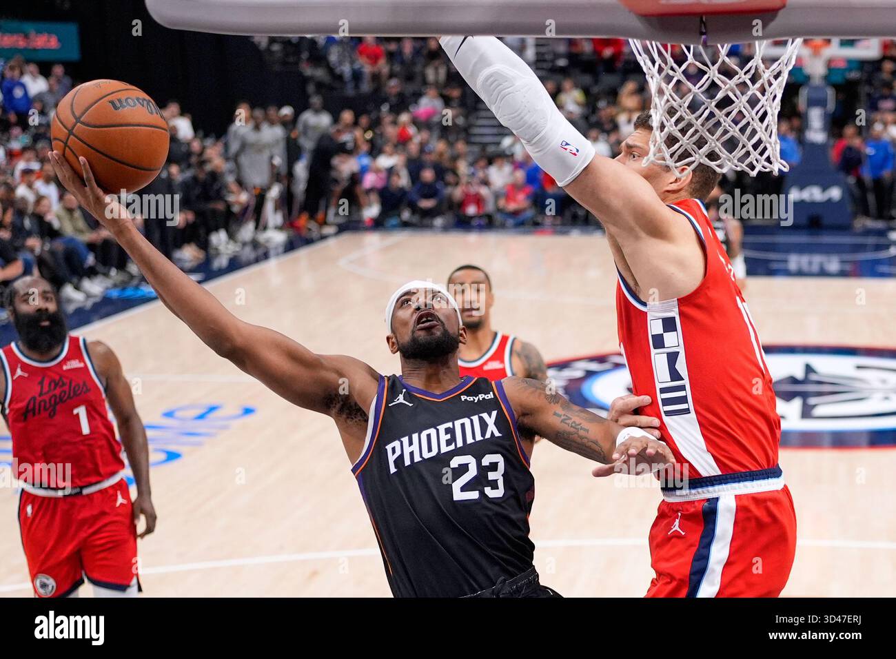 Phoenix Suns guard Jordan Goodwin, center, shoots as Los Angeles ...