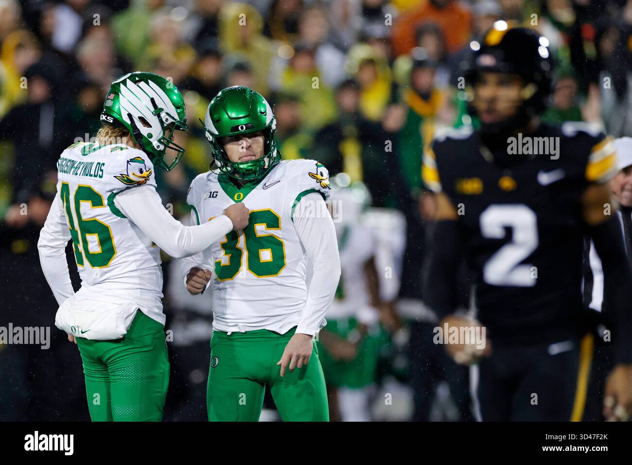 IOWA CITY, IA - NOVEMBER 08: Atticus Sappington #36 of the Oregon Ducks ...