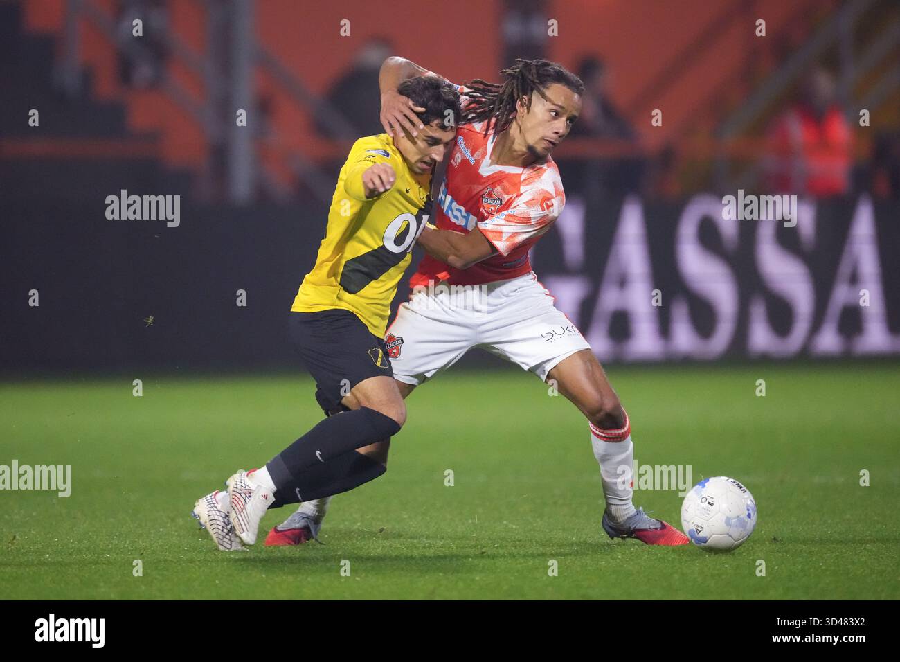 VOLENDAM - Raul Paula of NAC Breda and Deron Payne of FC Volendam (l-r ...