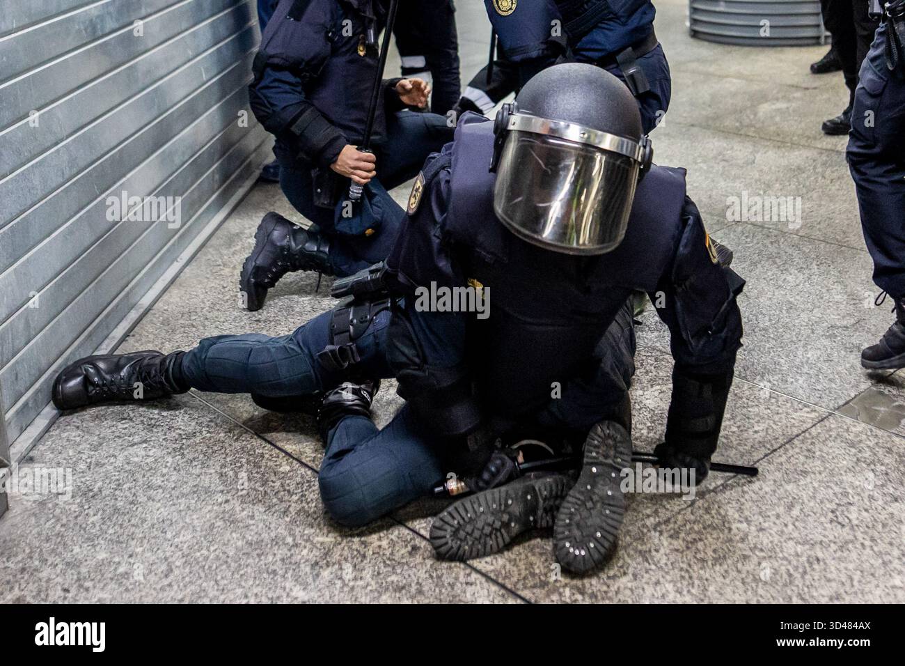 Madrid, Spain. 08th Nov, 2025. A National Police riot squad officer ...