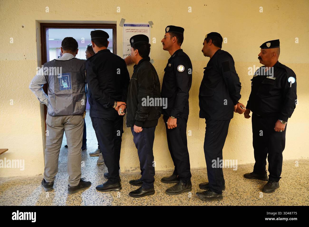 09 November 2025, Iraq, Mosul: Members of the Iraqi security forces ...