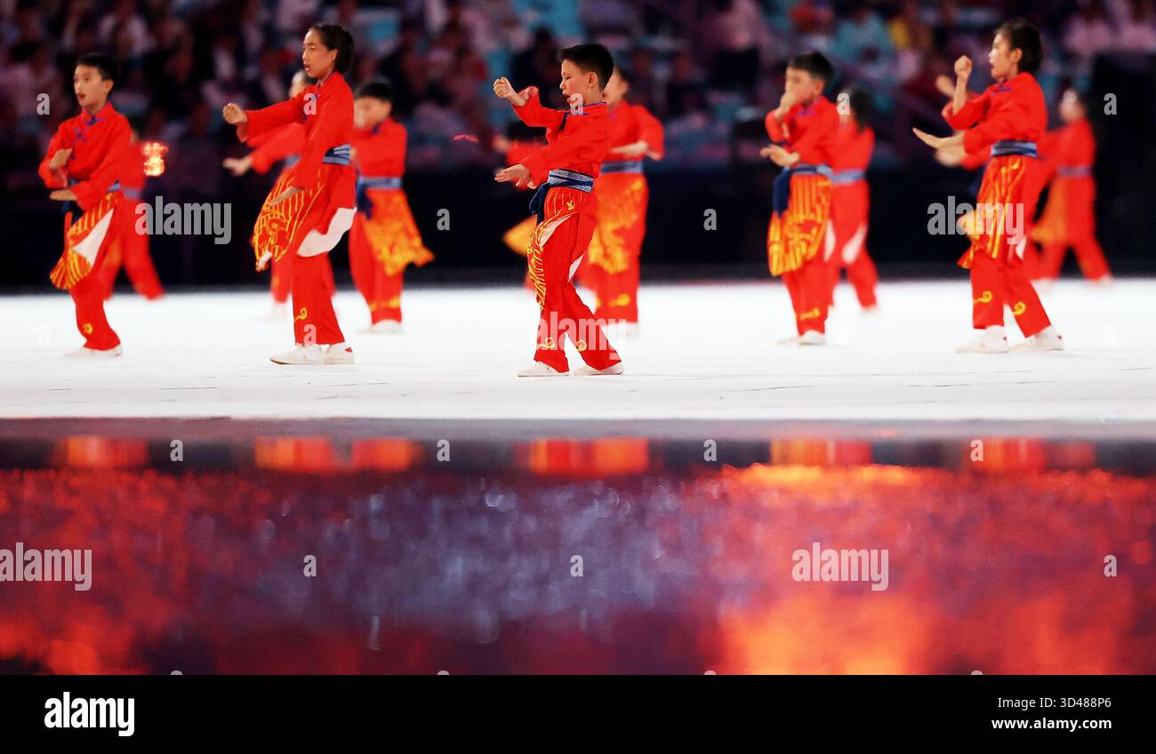(251109) -- GUANGZHOU, Nov. 9, 2025 (Xinhua) -- Artists perform before ...