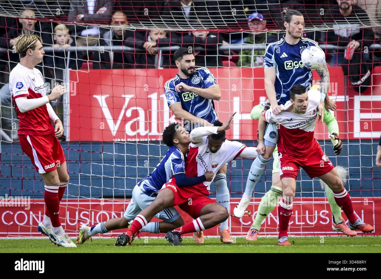 UTRECHT - (l-r) Wout Weghorst of Ajax and Nick Viergever of FC Utrecht during the Dutch ...