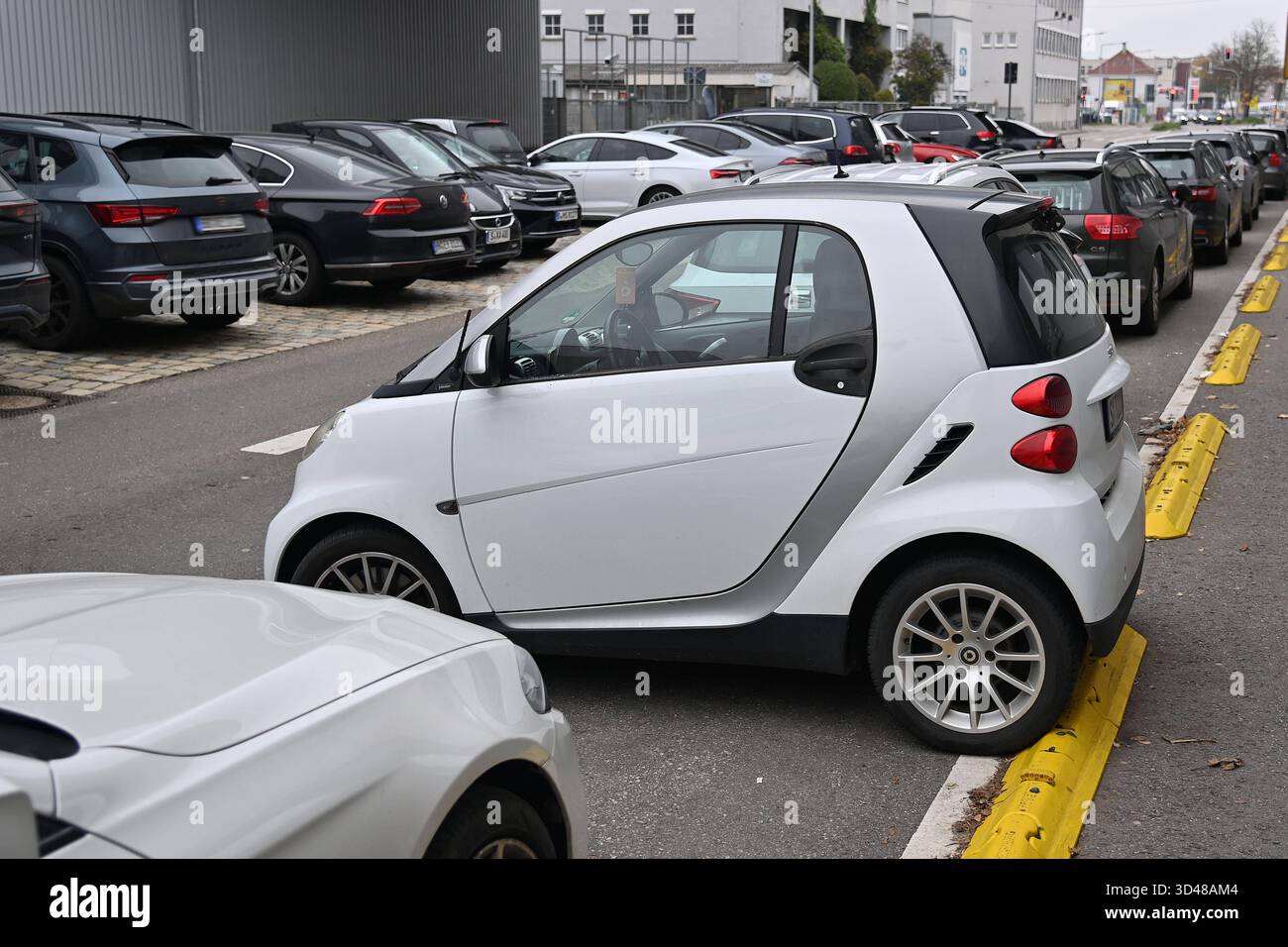 Querparken mit einem Smart in einer kleinen Luecke am Strassenrand. Parken,Kleinwagen,Smart ...