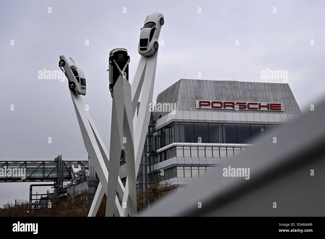 Porsche Zentrum Zuffenhausen am Porscheplatz. Porsche Sportwagen ...