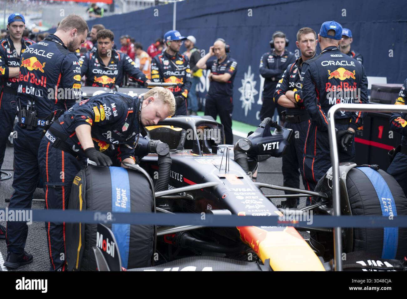 SAO PAULO, BRAZIL - NOVEMBER 08: Red Bull crew before Sprint Race ahead ...