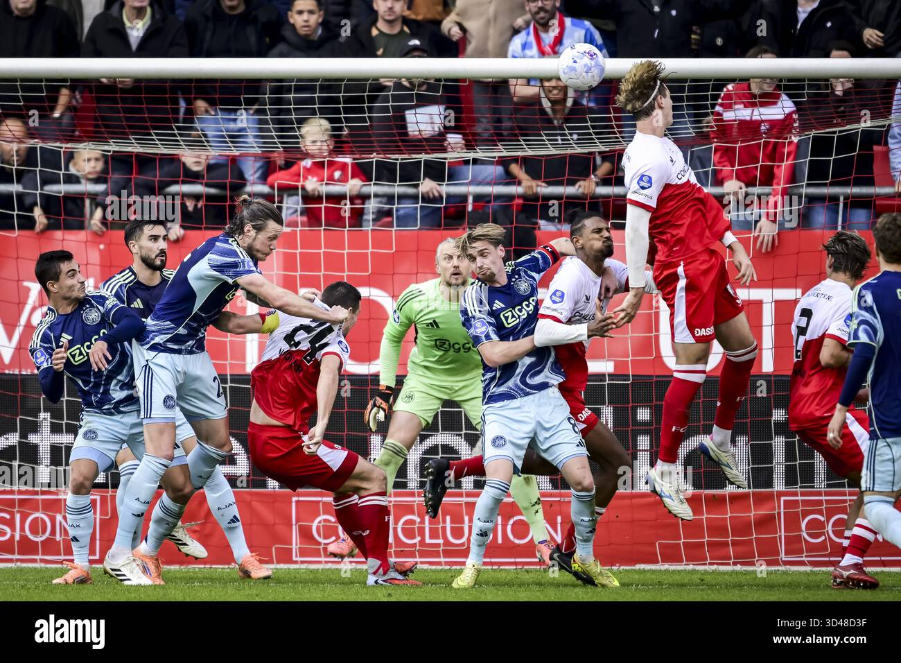 UTRECHT - Matisse Didden of FC Utrecht scores the 0-1 during the Dutch ...