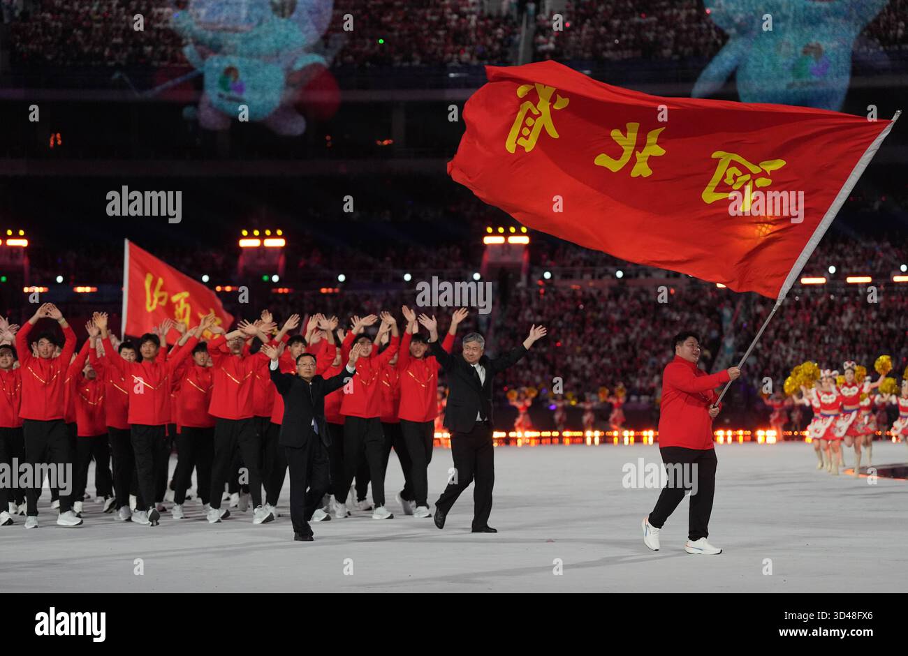 (251109) -- GUANGZHOU, Nov. 9, 2025 (Xinhua) -- Members of Heibei ...