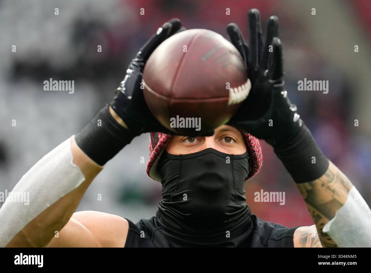 Atlanta Falcons tight end Feleipe Franks warms up before an NFL ...