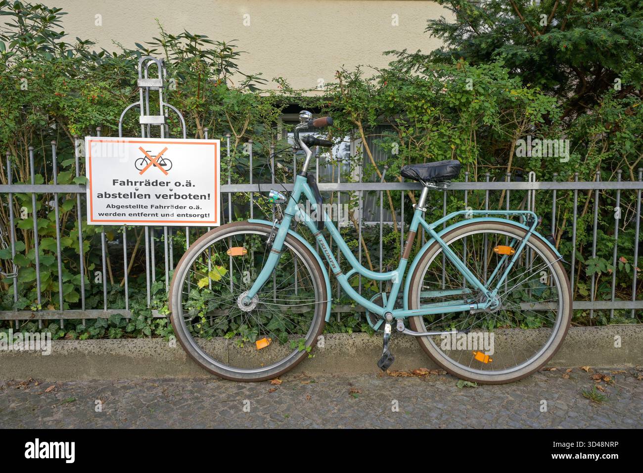 Schild, Fahrräder am Zaun abstellen verboten, Schöneberg, Berlin ...